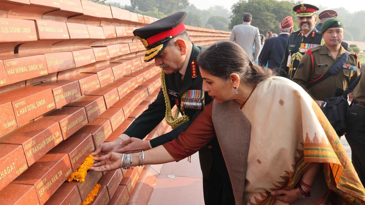 Army Chief pays homage to Operation Pawan bravehearts at National War Memorial - The Hindu